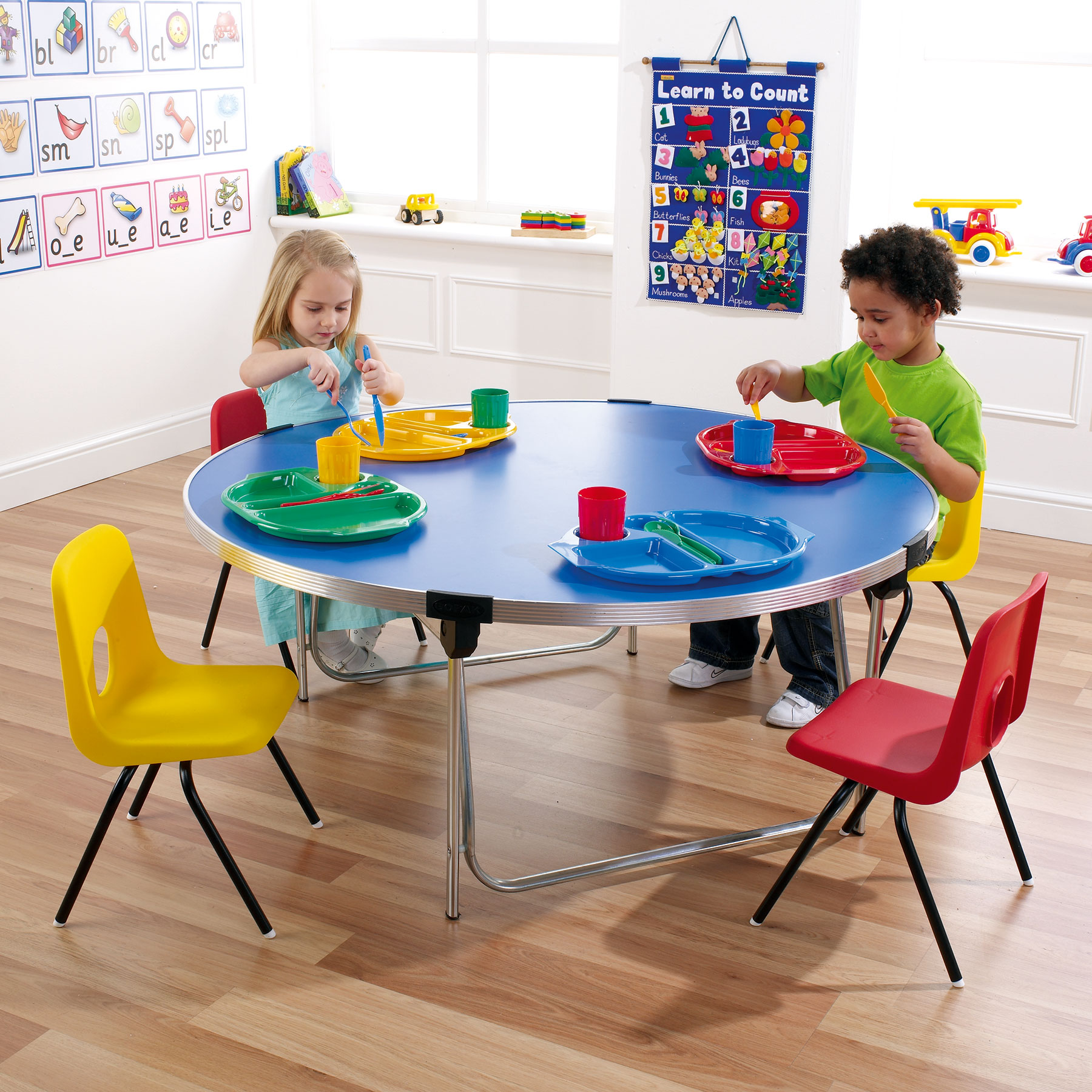Gopak Round Lightweight Folding Table | theClassroom.co