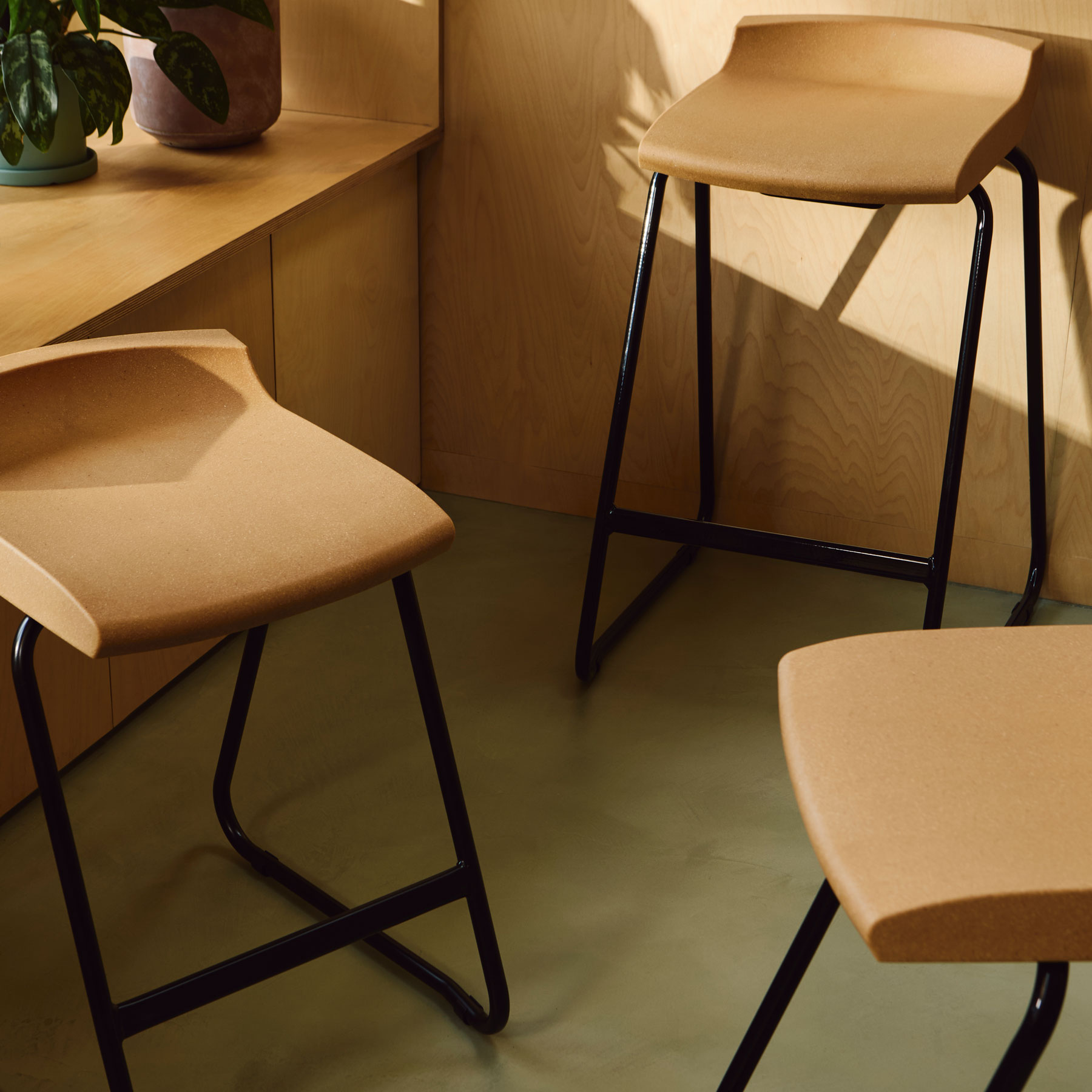 Postura+ Wood Mix Stool | theClassroom.co