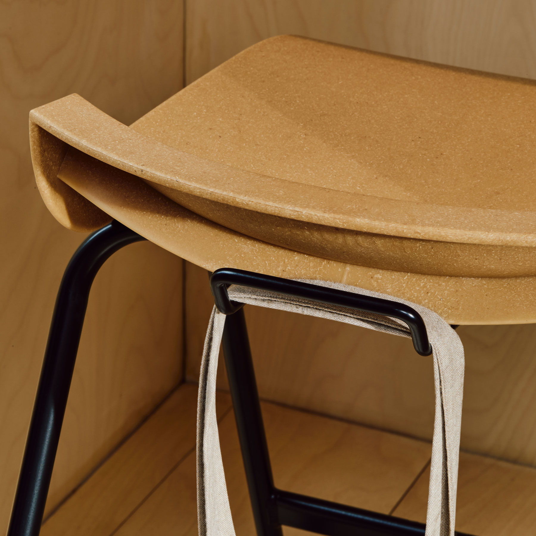 Postura+ Wood Mix Stool | theClassroom.co